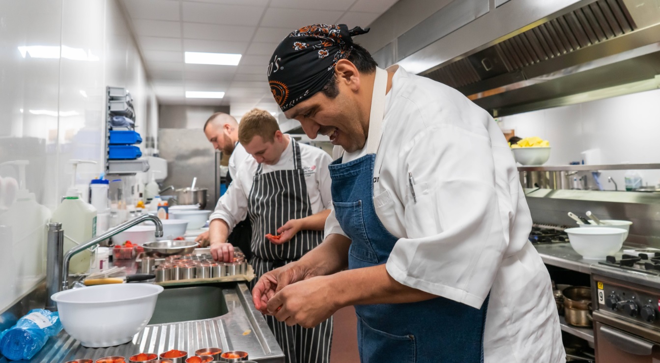 Treize chefs Elior Group s’affrontent en cuisine lors d’un concours ...